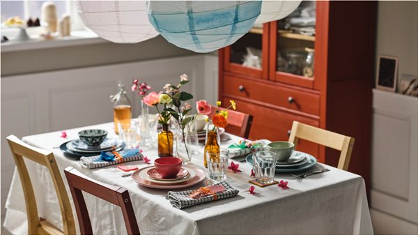 Crafty décor and table setting ideas for a teen party